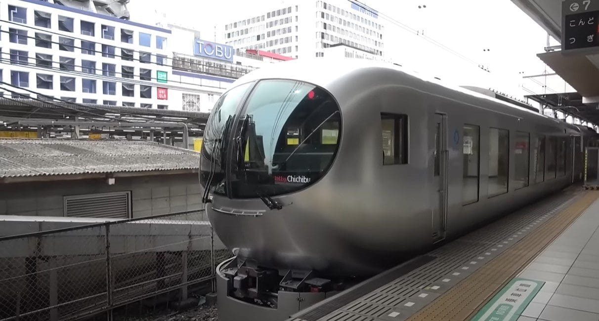 Weird Spaceship-like Train - Matouring.com